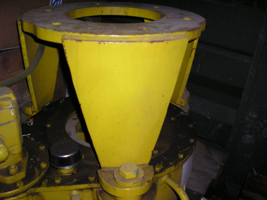 Casing table for oil field drilling rig - LKW-Mobil